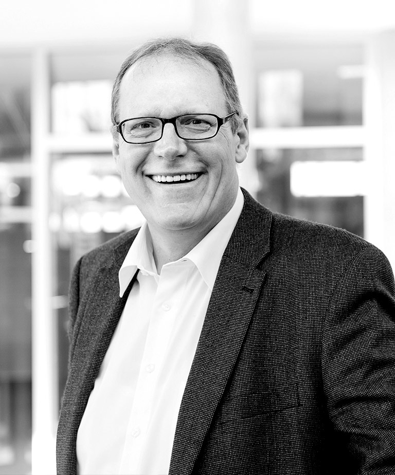 Collating of folding cartons with 5th panel