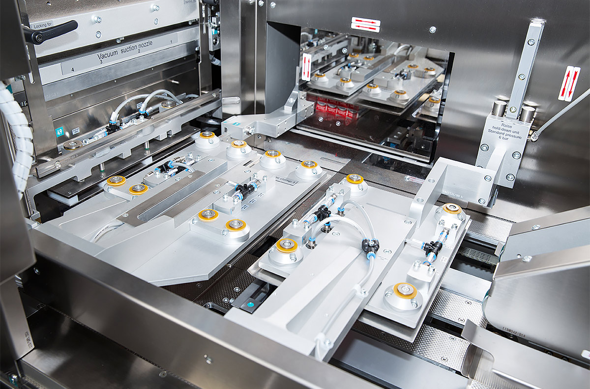 High-performance full overwrapping of folding carton bundles