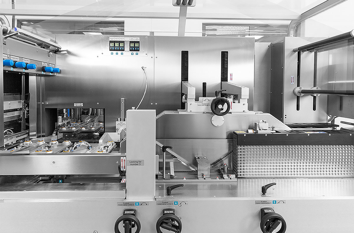 High-performance full overwrapping of folding carton bundles