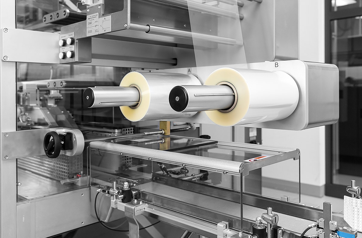 High-performance full overwrapping of folding carton bundles