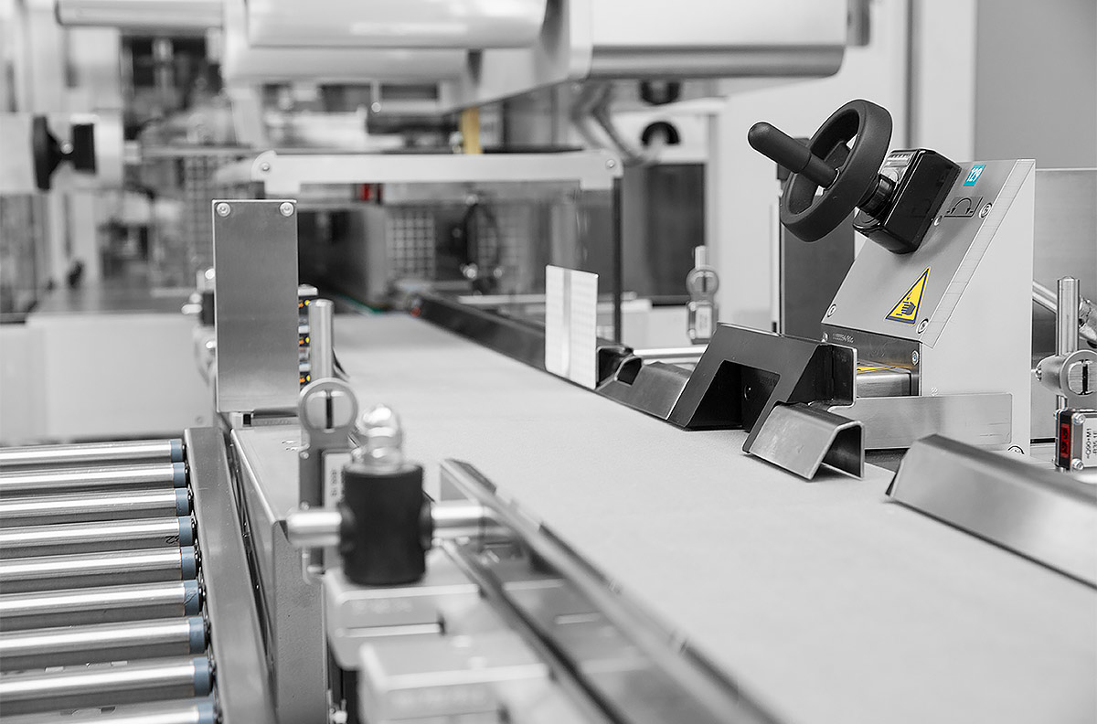 High-performance full overwrapping of folding carton bundles