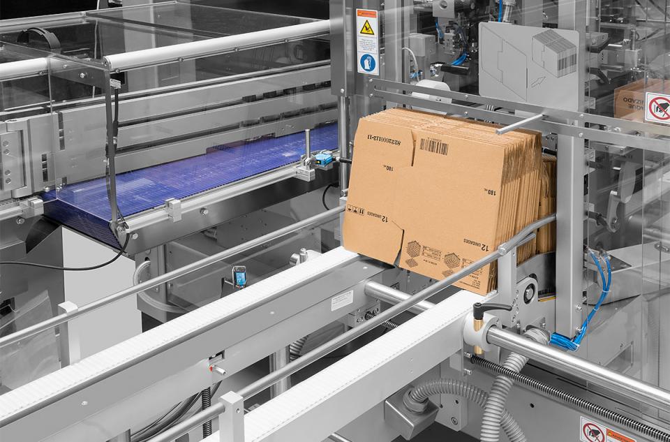 Case packing: space-saving high-speed case packer