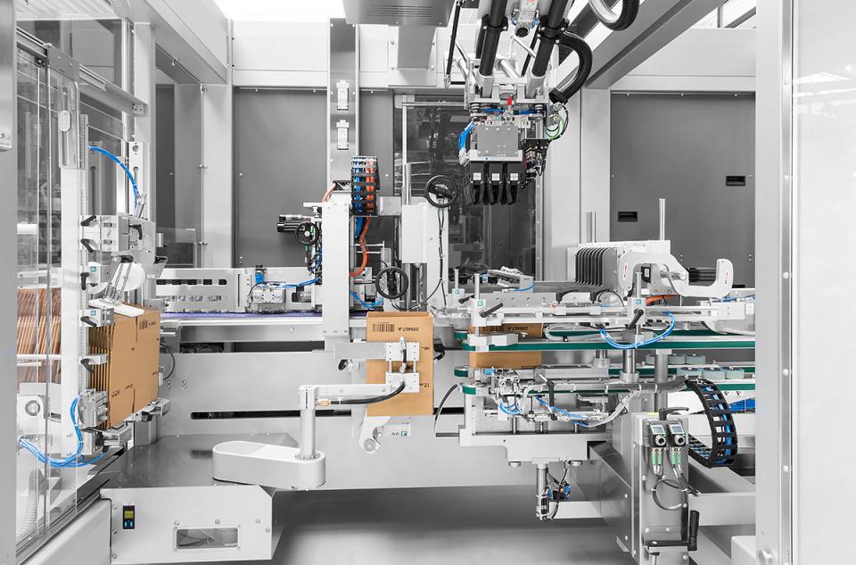 Case packing: space-saving high-speed case packer