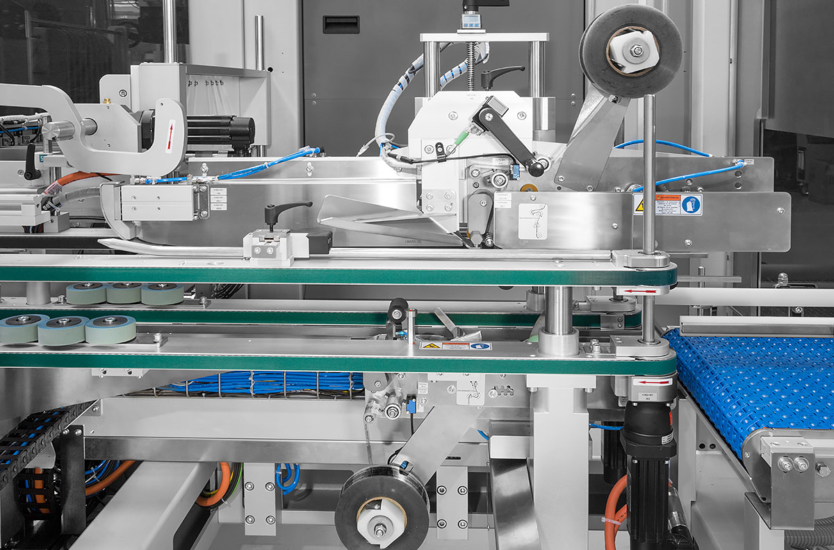 Case packing: space-saving high-speed case packer