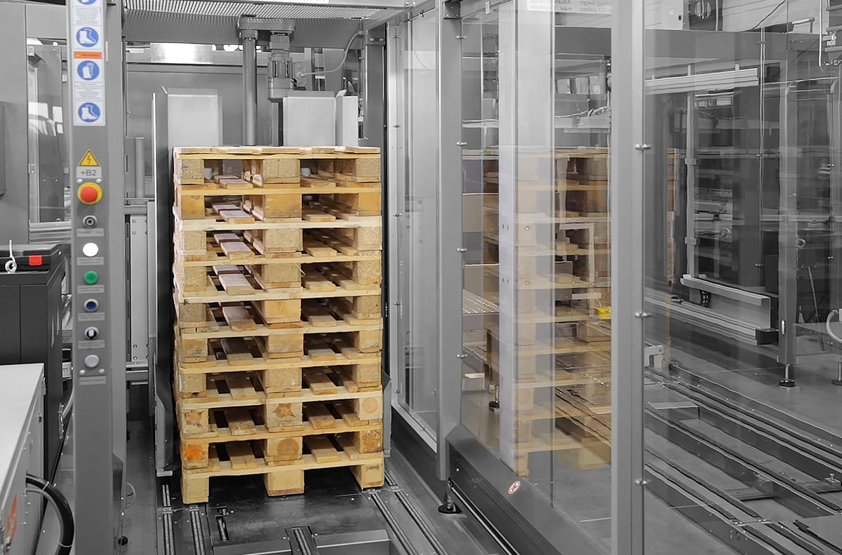 Palletization for high loads, with slip sheet insertion