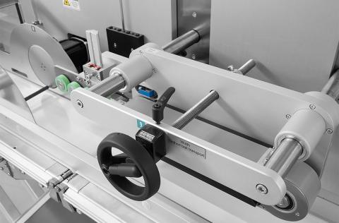 Collating of folding cartons with 5th panel