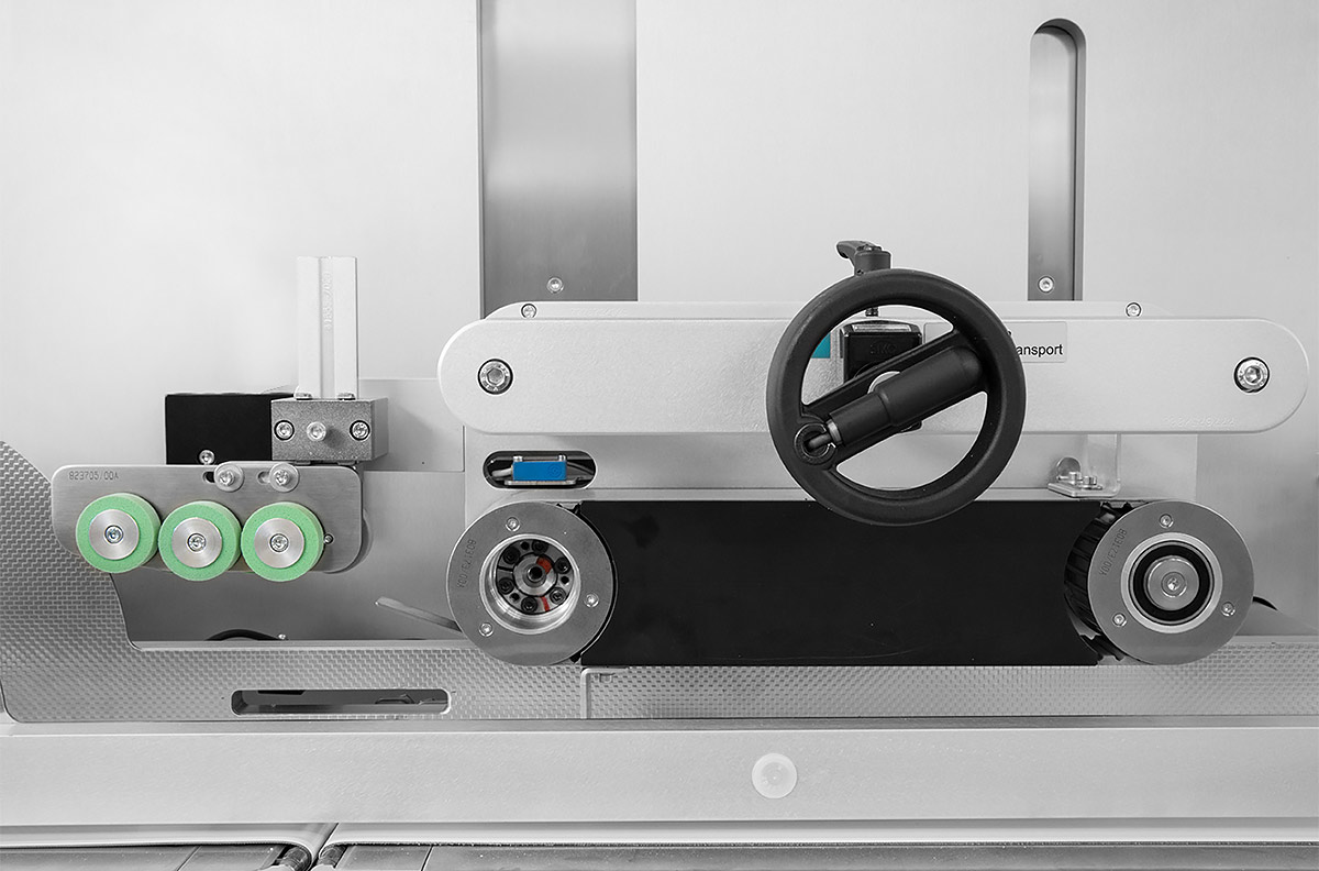 Collating of folding cartons with 5th panel