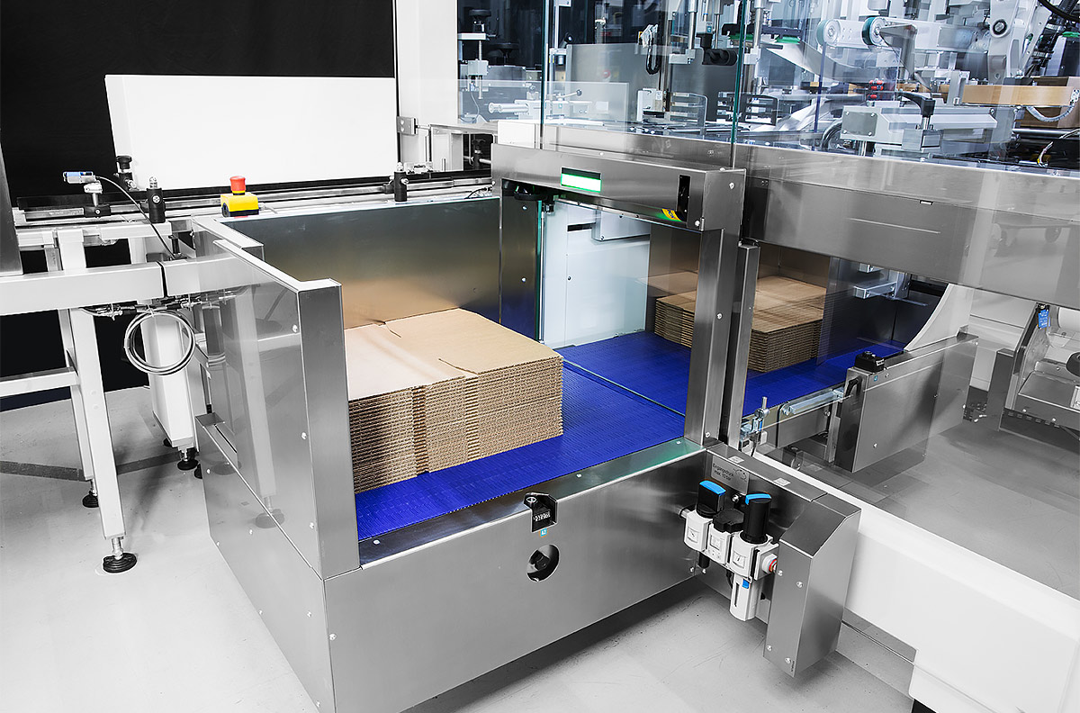 Case packing: space-saving side loader with palletizer