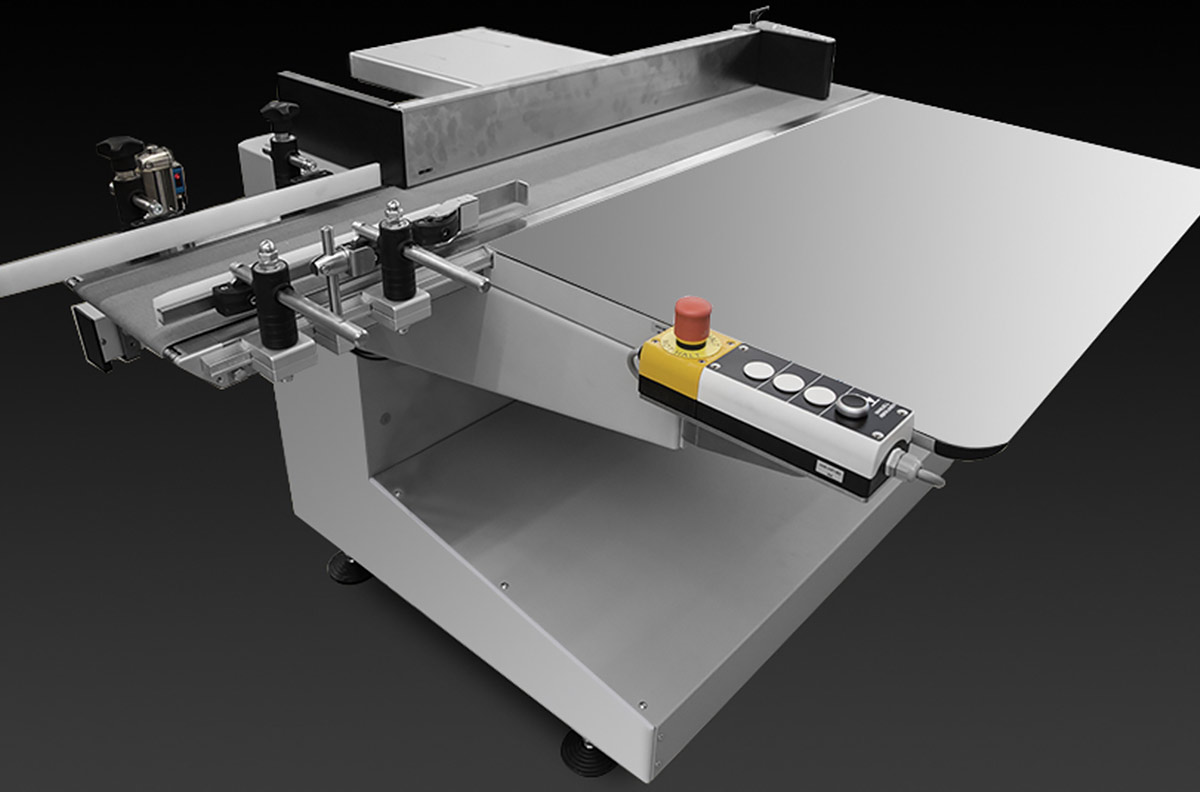 Collating tables with intermediate station for collecting bundles