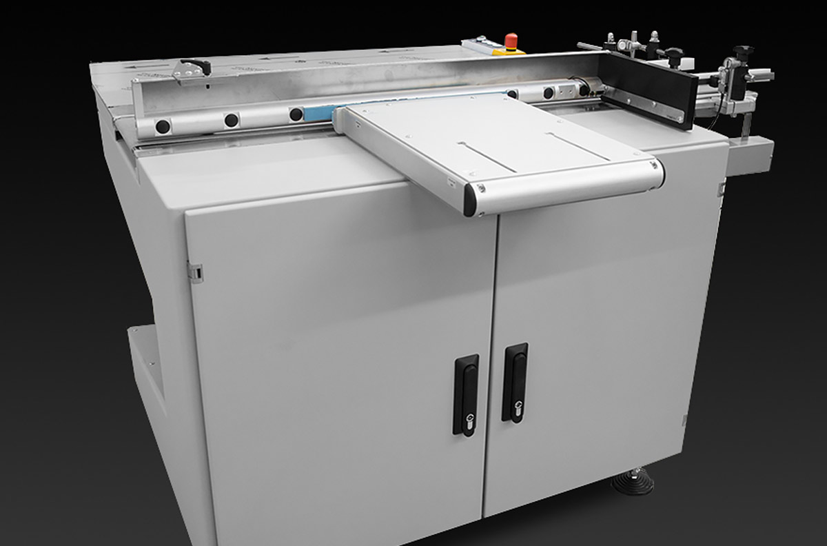 Collating tables with intermediate station for collecting bundles