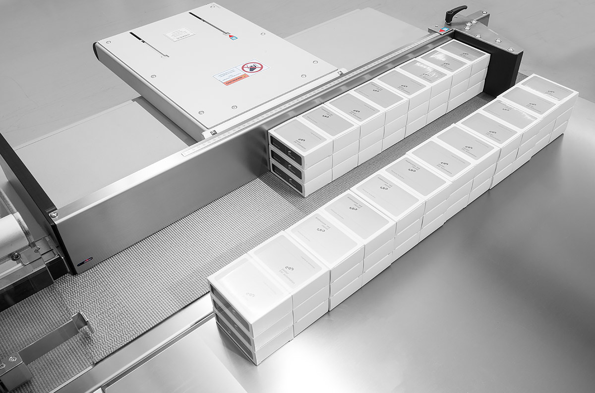 Collating tables with intermediate station for collecting bundles